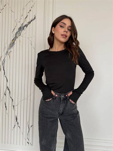 Базовий лонг з ефектним вирізом під пальчик🖤 — ціна 500 грн у каталозі