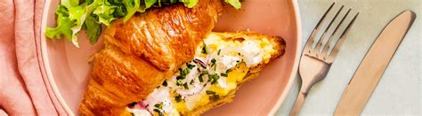 Croissants Aux Oeufs Brouillés Et Fromage Frais