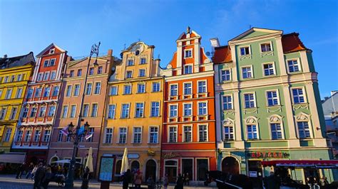 폴란드 브로츠와프 광장의 중앙에 시계가있는 오래된 타운 홀 건물 0명에 대한 스톡 사진 및 기타 이미지 0명 거리 건물 외관 Istock