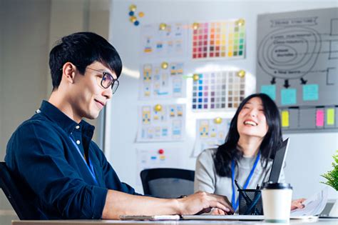 아시아 남성 삐걱 거리는 수석 디자이너 동료 사무실에서 젊은 Ux Ui 주니어 디자이너에 팀으로 문제를 해결하는 방법에 대한 컨설팅 남자에 대한 스톡 사진 및 기타 이미지