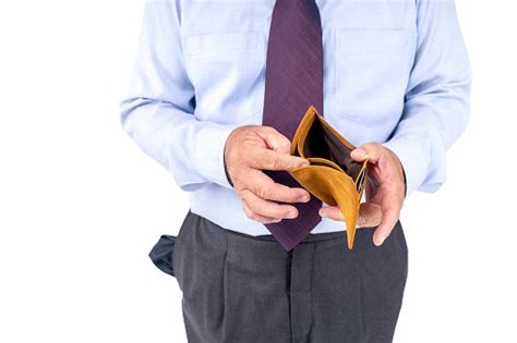 실업자 사업가 노인 남자 오픈 지갑 지갑에 돈이 없어 현금을 깨뜨렸다 손에 지갑을 닫다 파산 경제 금융 은퇴 및 실업 개념의