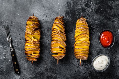 구운 토네이도 또는 케첩 소스와 트위스트 감자 검은 색 배경 위쪽 보기 감자 요리에 대한 스톡 사진 및 기타 이미지 감자 요리 나선형 생감자 Istock