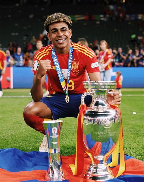 لامين جمال يحتفل مع شقيقه الرضيع بلقب يورو 2024 وجائزة أفضل شاب فيديو اليوم السابع