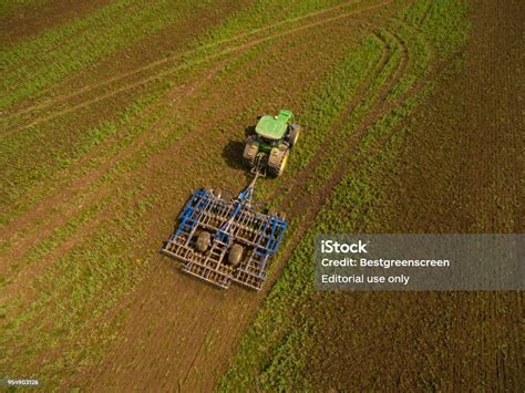현대 존 디어 트랙터의 공중 보기는 농업 분야에서 쟁기 트레일러를 끌어 John Deere에 대한 스톡 사진 및 기타 이미지 John Deere 경관 계절 Istock