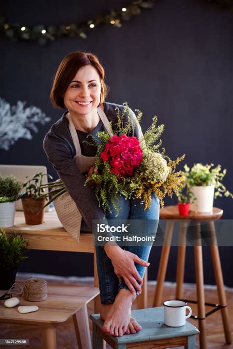 꽃가 게에서 젊은 창조적 인 여자 플로리스트 비즈니스의 시작 상점에 대한 스톡 사진 및 기타 이미지 상점 집 개조 Diy Istock