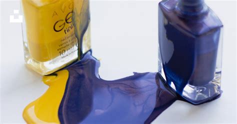 파란색과 노란색 잉크 병 옆에 노란색과 파란색 잉크 병 사진 Unsplash의 무료 매니큐어 이미지