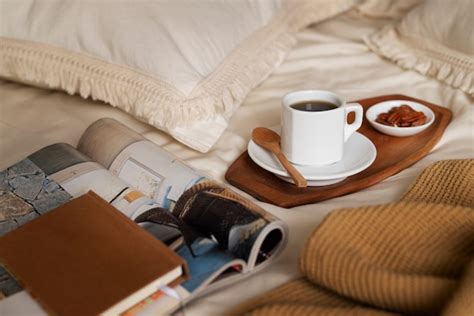 Arrangement de lit à angle élevé avec magazine et tasse Photo Gratuite