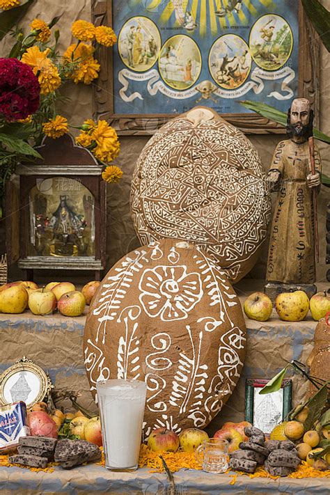 墨西哥瓦哈卡市亡灵节纪念祭坛上的传统面包、水果、巧克力和鲜花