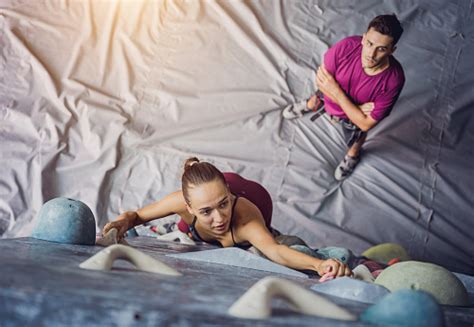 강한 두 명의 등반가가 화려한 그립과 로프로 인공 벽을 올라갑니다 2명에 대한 스톡 사진 및 기타 이미지 2명 건강한 생활방식 근육질 체격 Istock