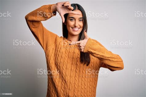 젊은 아름 다운 갈색 머리 여자 캐주얼 스웨터위에 고립 된 흰색 배경 미소 와 손과 손가락으로 프레임 행복 한 얼굴 창의력과 사진 개념 갈색 머리에 대한 스톡 사진 및 기타
