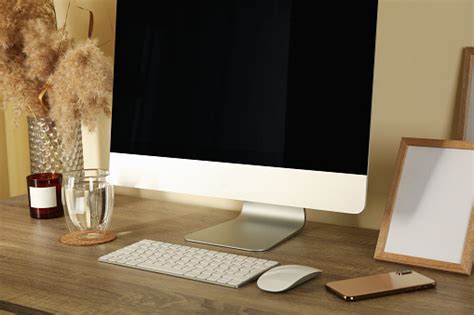 나무 테이블에 현대적인 데스크톱 컴퓨터와 직장의 개념 0명에 대한 스톡 사진 및 기타 이미지 0명 공란 노트북 Istock