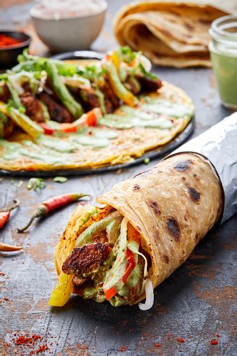 치킨 티카 파라타 롤 카티 샤와르마 랩과 디핑 소스 인도 패스트푸드의 배경 측면 보기에 격리 0명에 대한 스톡 사진 및 기타 이미지 Istock