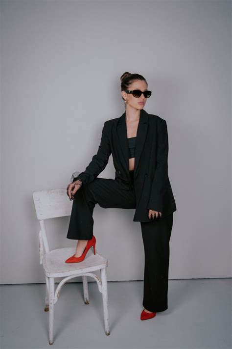 Индивидуальная фотосессия Яркие туфли Фотосессия Костюм