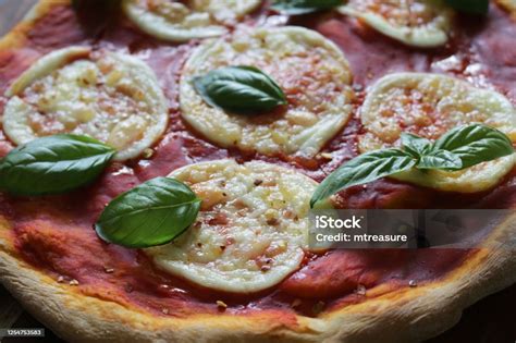 풀 프레임 갓 구운 수제 마르게리타 피자 골든 버팔로 모짜렐라 치즈 서클 풍부한 토마토 마리나라 소스 신선한 바질 잎 토핑의