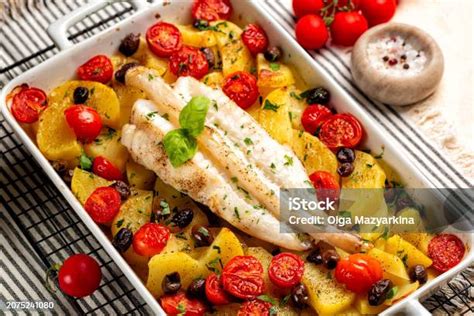 오븐에 구운 아귀 감자 올리브 파슬리 토마토를 곁들인 아귀 흰 캐서롤에 요리 된 생선 저녁 식사 이탈리안 스타일 저녁 식사 물고기에 대한 스톡 사진 및 기타 이미지 Istock