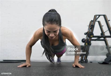 팔 굽 혀 펴기를 하 고 체육관에서 운동 하는 여자 20 29세에 대한 스톡 사진 및 기타 이미지 20 29세 건강한 생활방식 근육 Istock