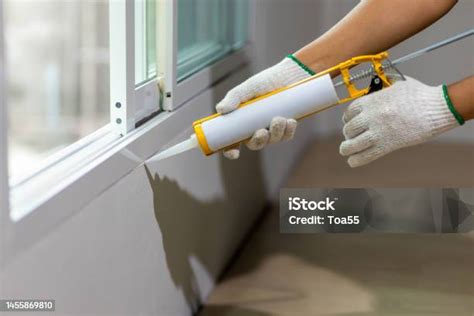 실리콘 실란트를 사용하는 건설 노동자는 외부 창틀을 코킹합니다 인장에 대한 스톡 사진 및 기타 이미지 인장 창문 문 Istock