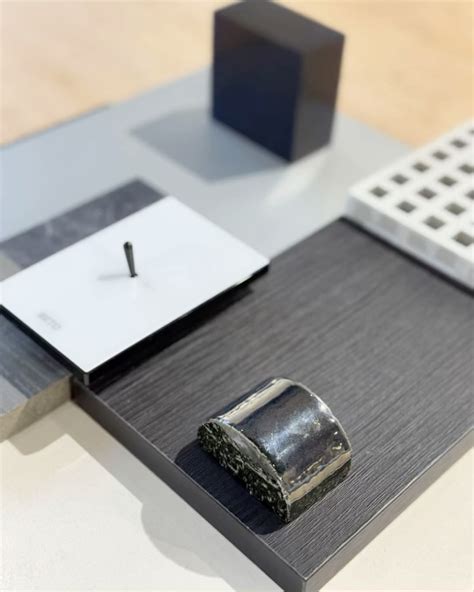 L‘espace 햇살이 창으로 드리우면서 나의 하루가 시작되고 마무리되는 곳 침실은 흩트러진 에너지를 충전하고 차곡차곡 쌓아가는 공간이겠죠 𝗟‘𝗲𝘀𝗽𝗮𝗰𝗲 레스