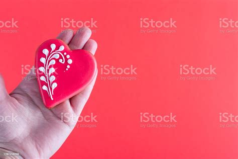 빨간 배경에 여성의 손에 아름다운 패턴과 마음의 형태로 진저 브레드 텍스트 최고 보기 발렌타인 데이장소 쿠키에 대한 스톡 사진 및 기타 이미지 Istock