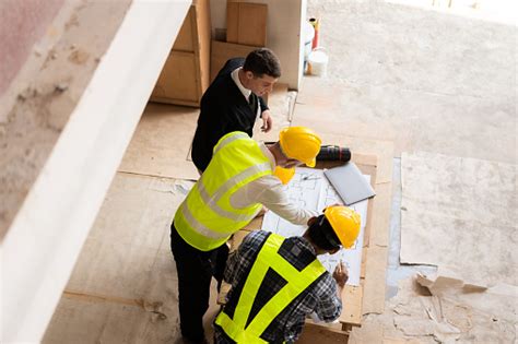 데이터 작업과 태블릿에 대해 논의하는 세 명의 동료 건설 현장에서 건축 프로젝트가 있는 노트북 건축 계획 건설 프로젝트 엔지니어를 위한 청사진을 작업하는 건축가 팀