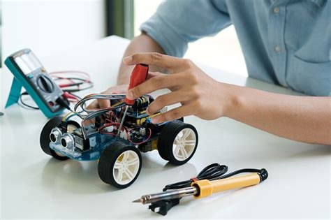로봇 공학 프로그래밍 및 Stem 교육 개념의 기술 과학 기술 공학 및 수학 교육 과학 교실에서 로봇 프로젝트를 하는 아시아
