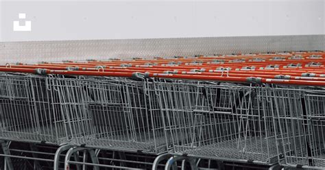 상점에 있는 빈 쇼핑 카트 행 사진 Unsplash의 무료 슈퍼마켓 이미지