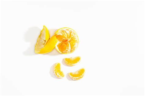 귤과 흰색 배경에 세 귤 웨지 격리 라이프 스타일 클로섭 수평 사진 0명에 대한 스톡 사진 및 기타 이미지 0명 3가지 개체 가득 찬 Istock