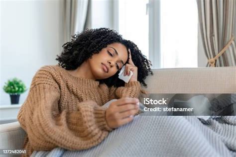 집에서 아픈 날 젊은 여성은 콧물과 감기가 있습니다 기침 감기 또는 독감 병을 잡은 아름다운 젊은 여성의 클로즈업 코로나바이러스를 가진 건강에 해로운 여자의 초상화