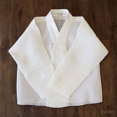 모시로 지은 저고리와 바지 배자의 남자 모시한복 한 벌 옷감 의상 코디 옷