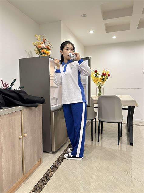 小姐姐校服换裙子 室内 艺足语