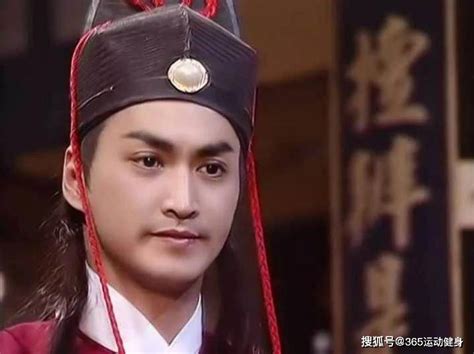 90的人做不到，61岁何家劲晒健身视频，这动作难度系数太高了足球运动员