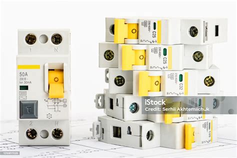 자동 회로 차단기 구리 단일 코어 케이블 안전하고 안전한 전기 설치를 위한 액세서리 전기 장비 보호 및 제어 흰색 배경 0명에 대한 스톡 사진 및 기타 이미지 Istock