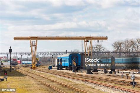 봄 화창한 날에 창고 역 그로드노 또는 흐로나 벨라루스에서 기관차 철도 마차와 기차의 결합되지 않은 수리 지점에서 철도 갠트리 크레인 철도에 대한 스톡 사진 및 기타 이미지