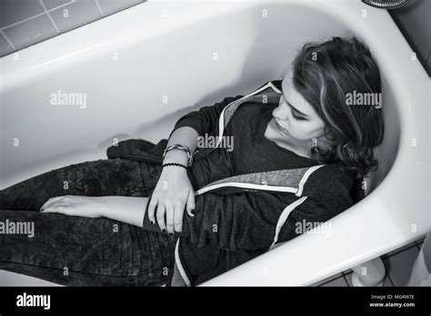 Teen M Dchen In Der Dusche Fotos Und Bildmaterial In Hoher Aufl Sung Alamy