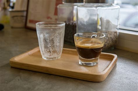 더블에 스 프레소 또는 Ristreto 커피와 카페에서 창 근처 나무 테이블에 투명 한 컵에 얼음 탄산수 뜨거운 레스토랑에 대한 스톡 사진 및 기타 이미지 Istock