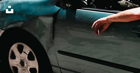 후드에 손을 얹은 채 차 밖으로 몸을 기울이고 있는 남자 사진 Unsplash의 무료 자동차 이미지