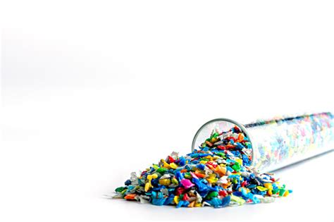 분쇄 된 플라스틱의 작은 조각 재활용을 위해 분쇄 된 병 뚜껑 플라스틱 버진과 혼합 될 플라스틱 폐기물 플라스틱을 줄이는 개념 감소에 대한 스톡 사진 및 기타 이미지