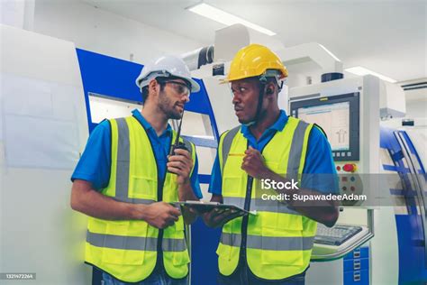 공장 산업용 제어 기장 Cnc 기계를 사용하는 도우미 25 29세에 대한 스톡 사진 및 기타 이미지 25 29세 30 34세 Cnc 장치 Istock