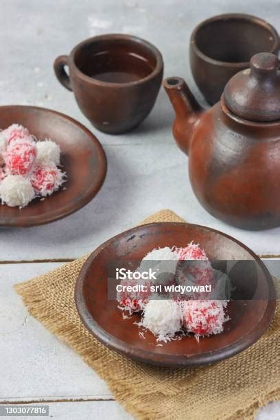 손바닥 설탕이 채워진 작은 공 모양의 찹쌀 가루로 만든 인도네시아 전통 음식은 강판 코코넛으로 덮여 있습니다 0명에 대한 스톡 사진 및 기타 이미지 Istock