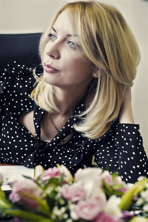 图片素材 女孩 女人 头发 模型 弹簧 时尚 淑女 发型 长发 花卉 面对 眼 嘴唇 美容 金发 拍照片 头油 肖像摄影 3月8日 3264x4896