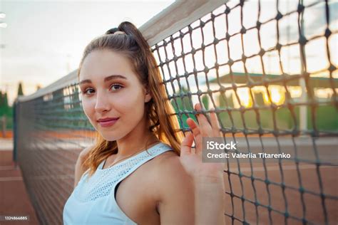 아름다운 소녀의 초상화 테니스 코트에서 운동 선수 그리드 일몰 훈련 후 휴식 미소 행복 맑은 눈부심 활동적인 라이프 스타일 야외 클로즈업 건강한 생활방식에 대한 스톡 사진