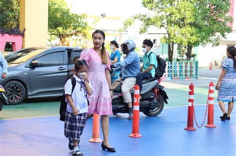 ภาพบรรยากาศเปิดเรียน โรงเรียนสุขเจริญผลแพรกษา เพจ Facebook