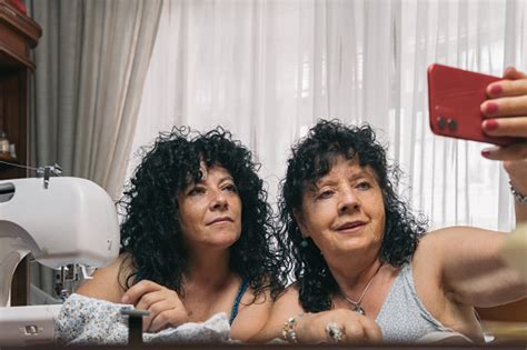 어머니와 딸은 바느질과 재단 작업을 어떻게 수행했는지 보여주는 셀카를 찍습니다 빨간 휴대 전화를 들고있는 나이든 아가씨 공예에 대한 스톡 사진 및 기타 이미지 Istock