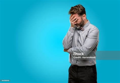 중간 나이 남자 수염과 나비 넥타이 스트레스와 머리 피곤 하 고 좌절 손을 유지 감정에 대한 스톡 사진 및 기타 이미지 감정 겁먹은 나비 넥타이 Istock