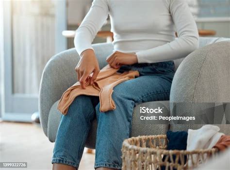 의자 접이식 세탁소에 앉아있는 여성 여자는 옷을 청소하고 집안일을합니다 집에서 집안일을하는 여성 청소 의무를 완수 한 혼합 인종 여성 옷 바구니를 접는 여자 20 24세에