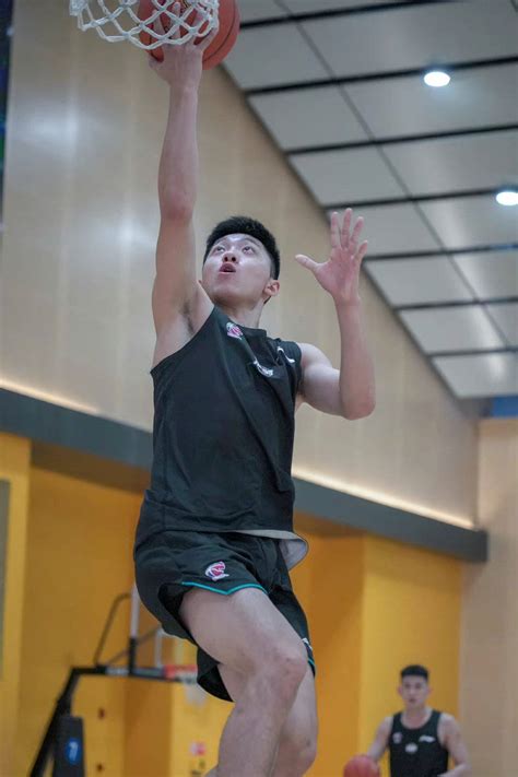 组图：广州男篮训练备战新赛季 林书豪苦练力量 搜狐大视野 搜狐新闻