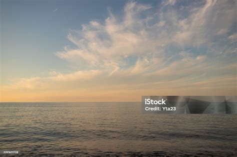바다에서 지는 석양 황금빛 햇빛이 있는 여름 바다 풍경 물과 스카이라인이 낭만적인 장면을 연출합니다 0명에 대한 스톡 사진 및 기타 이미지 Istock