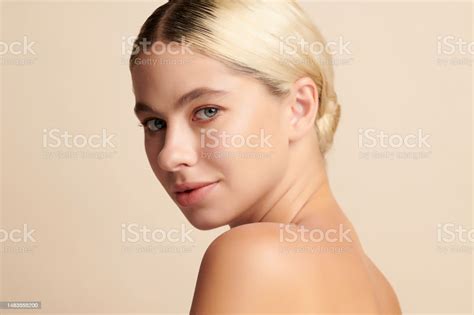 베이지색 배경에 깨끗하고 신선한 피부를 가진 아름다운 젊은 여성 얼굴 관리 페이셜 트리트먼트 미용 미용 스파 25 29세에 대한 스톡 사진 및 기타 이미지 Istock