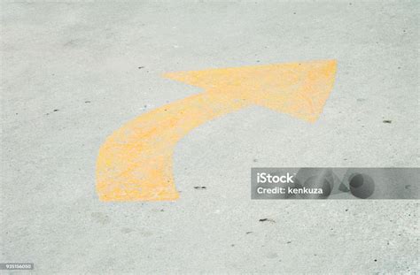 시멘트 바닥 거리 배경에 근접 촬영 노란 그려진된 화살표 표시 갈색에 대한 스톡 사진 및 기타 이미지 갈색 거리 건강한 생활방식 Istock