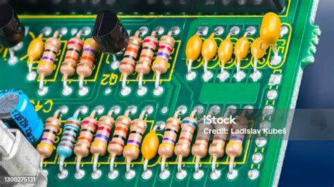 전자 부품이 있는 인쇄 회로 기판의 클로즈업 일렉트로닉 회로판에 대한 스톡 사진 및 기타 이미지 회로판 0명 169 Istock